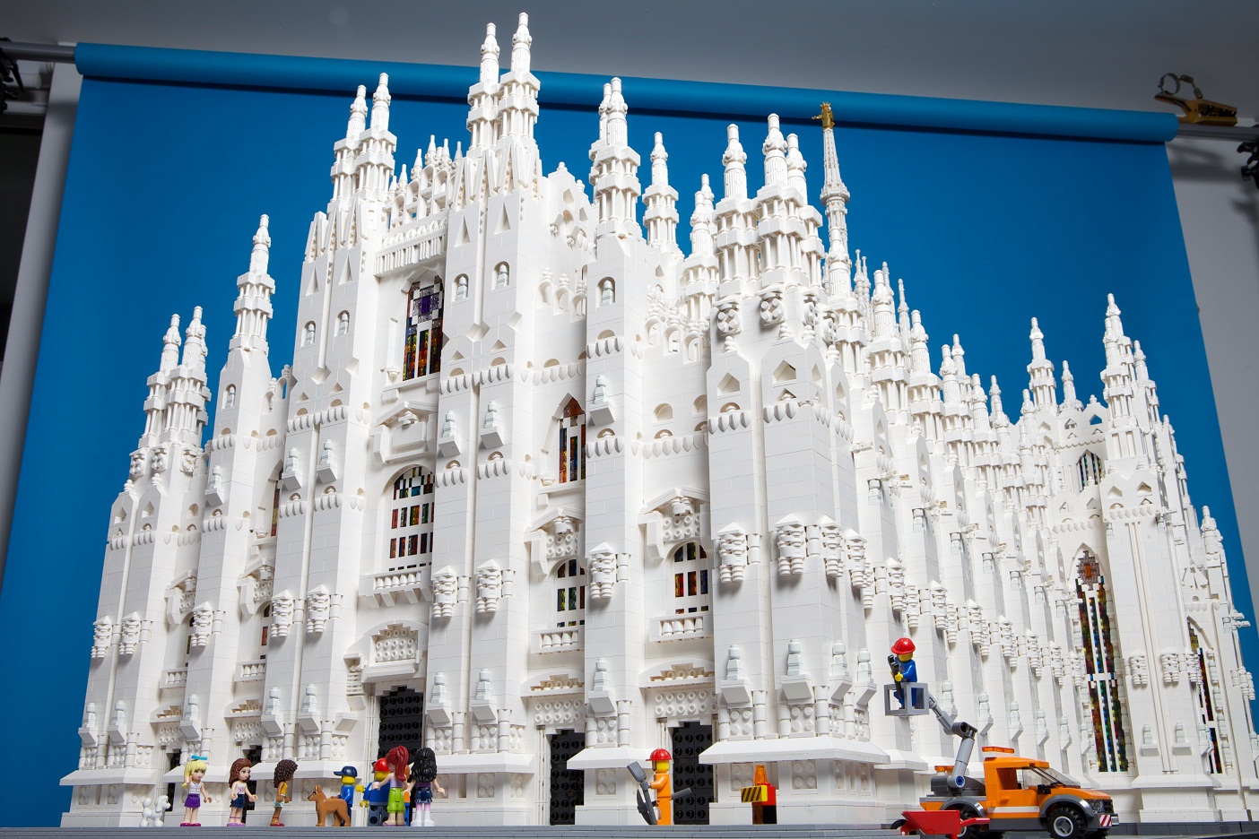 Il Duomo di Milano va in pezzi: due riproduzioni in versione Lego