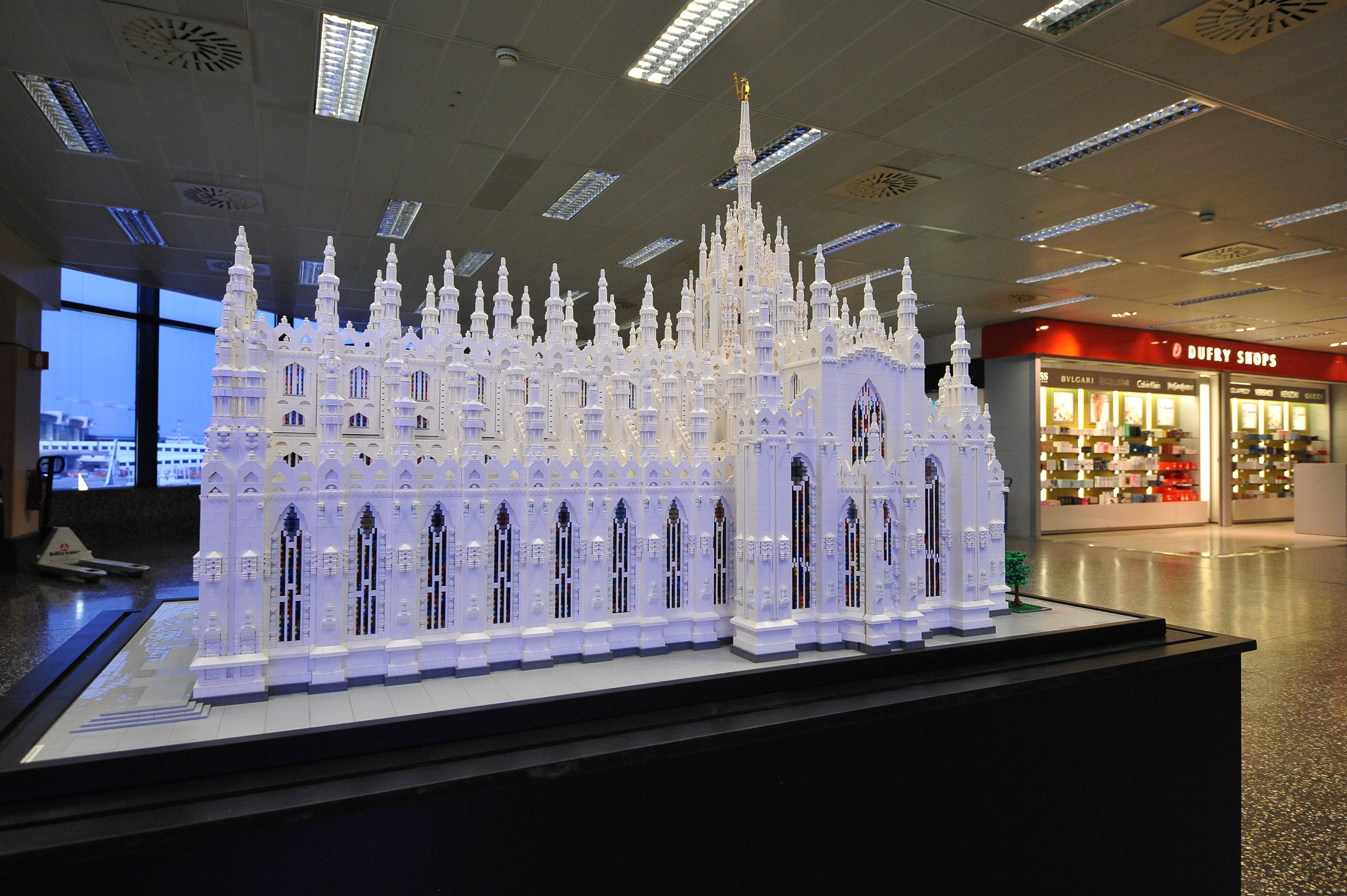 Il Duomo di Milano va in pezzi: due riproduzioni in versione Lego