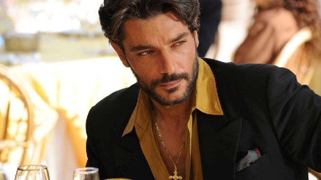 Giuseppe Zeno: "Voce alla Napoli che si ribella . L'attore de "Il clan ...